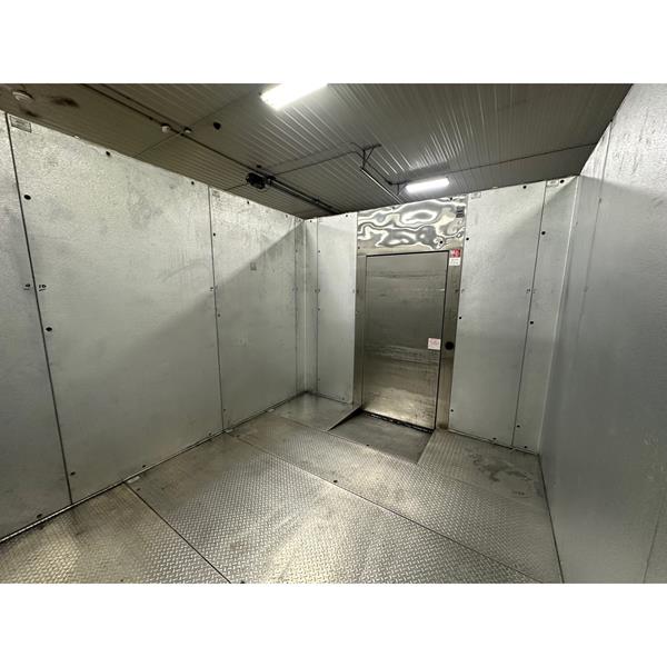 9'8" x 11'7" x 8'7"H Master-Bilt Walk-in Freezer with Floor (112 Sq. Ft ...