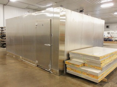 Bally (Green) 13'6" x 17'4" x 8'2"H Walk-In Cooler or Freezer : Barr ...